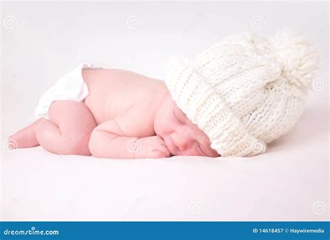 Pequeño Bebé Recién Nacido Que Duerme En El Fondo Blanco Imagen de