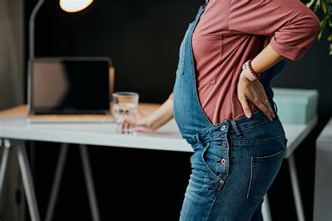 창 옆에 서서 배를 만지는 임신 한 백인 임산부를 닫습니다 아기가 발로 차고 있다 가정 생활에 대한 스톡 사진 및 기타 이미지