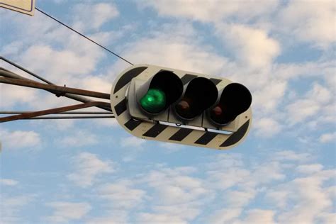 信号機の後ろについている「シマシマの板」の正体とは？ 自動車情報・ニュース Web Cartop