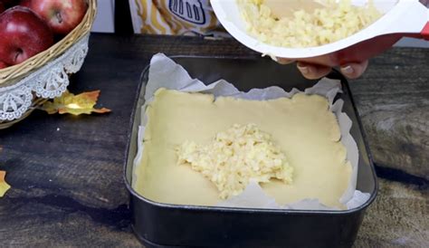 Настъргвам ябълките директно в пудинга и пека ябълков сладкиш с пухкав крем и хрупкава коричка