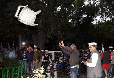 Aap Bjp Supporters Clash After Arvind Kejriwals Brief Detention In