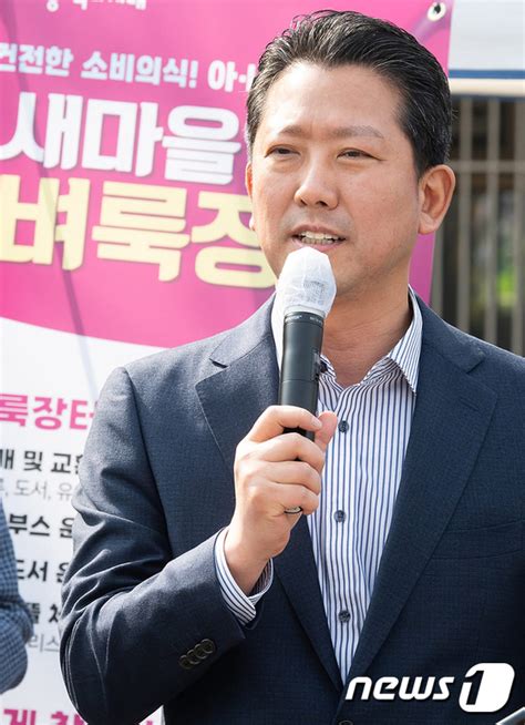 알뜰벼룩시장에서 인사말하는 김장호 구미시장 뉴스1