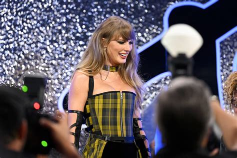 Taylor Swift Sexy Cleavage Mtv Vmas Hot Celebs Home