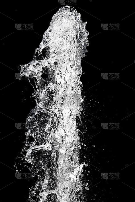水溅在黑色背景素材 花瓣网
