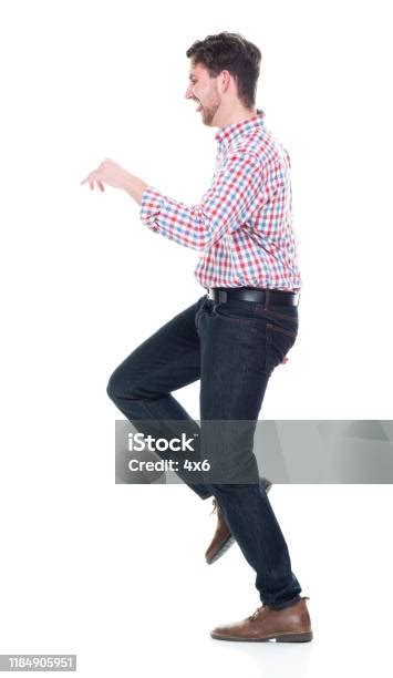 2029세 성인 잘생긴 자백 남녀남성 댄서 앞에서 춤추는 전체 길이1인사이드 뷰는 웃고 있는 깅감청바지를 입고 20 29세에 대한 스톡 사진 및 기타 이미지 Istock