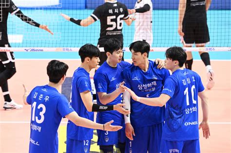 약체는 잊어라 삼성화재 삼각편대 앞세워 현대캐피탈 셧아웃 제압 2연승 질주