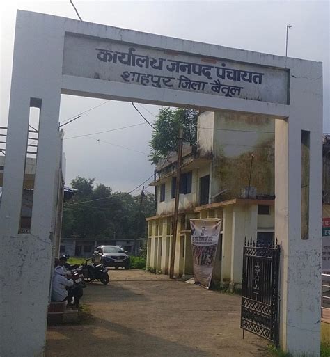 शाहपुर जनपद के अधिकारियों ने जनकल्याण संबल योजना की राशि में की हेरा