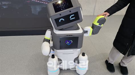 전시장 안내 담당 인턴로봇 달이와 사진 찍으실래요