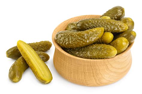 클리핑 경로와 필드의 전체 깊이와 흰색 배경에 고립 된 나무 그릇에 절인 절인 오이 가까운에 대한 스톡 사진 및 기타 이미지