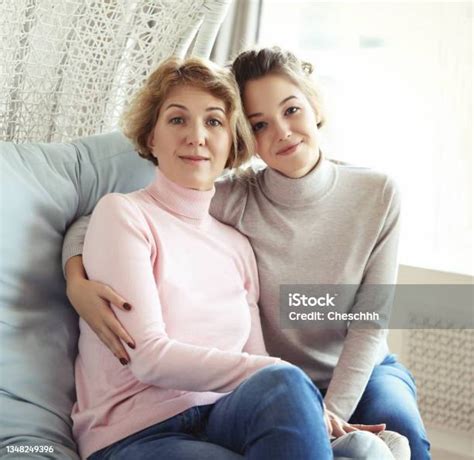 Ibu Senior Yang Cantik Dan Putrinya Yang Sudah Dewasa Memeluk Melihat
