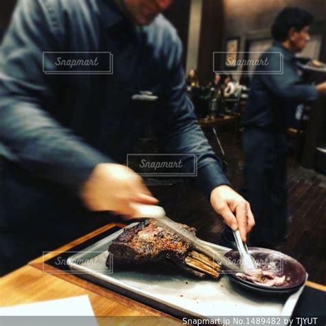 ケーキを切る人の写真・画像素材 1489482 Snapmart（スナップマート）