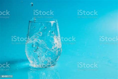 파란색 배경에 유리에 붓는 물 물 생활 건강 한 라이프 스타일의 개념 이다입니다 0명에 대한 스톡 사진 및 기타 이미지 0명 건강한 생활방식 기포 Istock