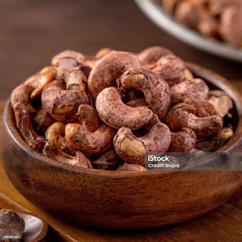 나무 트레이와 테이블 배경에 나무 그릇에 껍질을 벗긴 캐슈 너트 건강한 생 식품 접시 캐슈에 대한 스톡 사진 및 기타 이미지 캐슈 껍질 구이 Istock