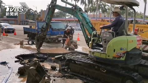 高雄鳳山地震後傳出爆裂聲！ 地底冒水淹沒馬路嚇壞民眾 Yahoo奇摩汽車機車