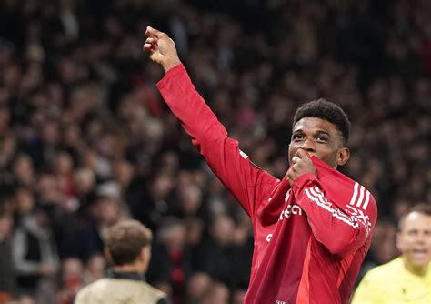 Report Man Utd Agree New Deal With Key First Team Player