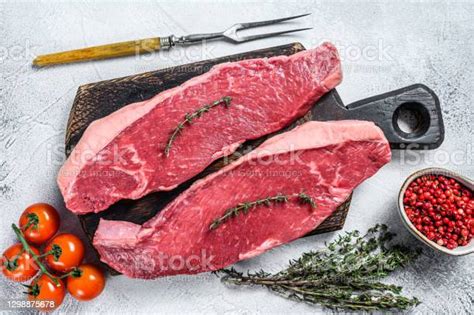 나무 도마에 생 럼프 또는 피카냐 스테이크 흰색 배경입니다 위쪽 보기 0명에 대한 스톡 사진 및 기타 이미지 0명 건강한