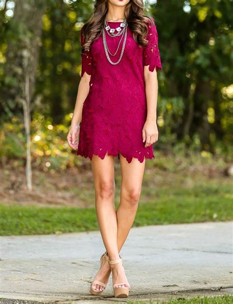 QUÉ COLOR DE ACCESORIOS LLEVAR CON UN VESTIDO COLOR VINO