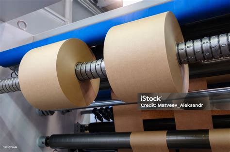 재활용 종이 롤 산업용 상업용 봉투 제조 기계 골판지 제조 및 종이 및 판지 용기에서 인쇄 및 포장 갈색에 대한 스톡 사진 및 기타 이미지 Istock