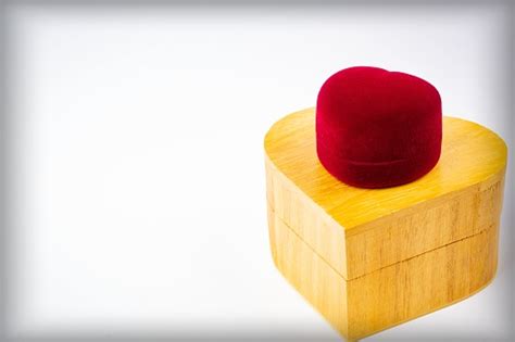 흰색 배경에 고립 된 나무로 만든 선물 빨간 벨벳 상자와 마음 발렌타인 데이 0명에 대한 스톡 사진 및 기타 이미지 0명