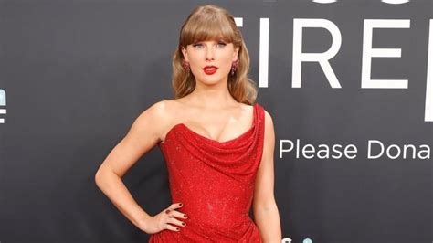 Pakai Dress Merah Nyentrik Di Grammy Awards 2025 Rantai Di Paha Taylor