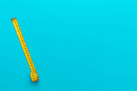 복사 공간이있는 청록색 배경 위에 노란색 측정 테이프의 상단 보기 0명에 대한 스톡 사진 및 기타 이미지 0명 3차원 형태 가냘픈 Istock