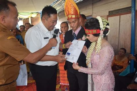 Bupati Dairi Eddy Berutu Serahkan Dokumen Kependudukan Ke Pengantin Di