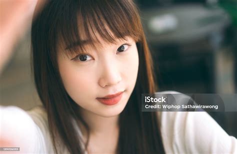 Pov 보기 젊은 귀여운 아시아 십대 학생 여자의 초상화는 휴대 전화로 셀카 사진을 찍는다 20 24세에 대한 스톡 사진 및
