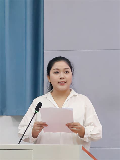 榜样力量系列报道一 何小雨向下扎根 向上生长 文学与新闻传播学院