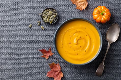 호박 당근 크림 수프 회색 섬유 배경입니다 공간을 복사합니다 맨 위 보기 0명에 대한 스톡 사진 및 기타 이미지 0명 가을 강황 Istock