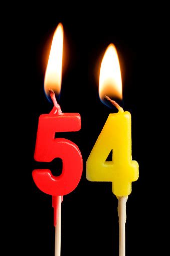 불타는 초 54 50 4의 형태로 케이크 검은 배경에 고립에 대 한 축 하 하는 생일 기념일 중요 한 날짜 휴일 설정 테이블의
