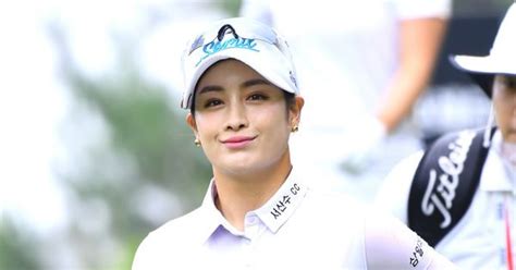 St포토 박결 옅은 미소