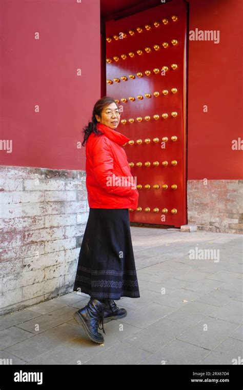 Beijing China November 4 2022 The Lady In Red At The Temple Of