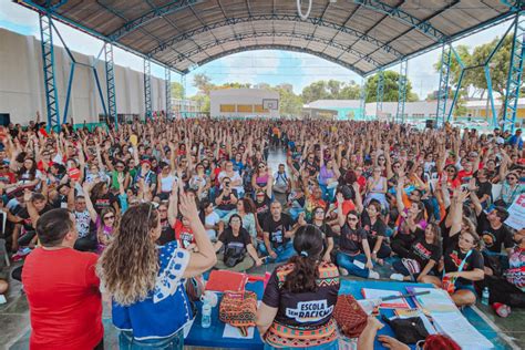 Professores da rede municipal decidem encerrar paralisações em Fortaleza