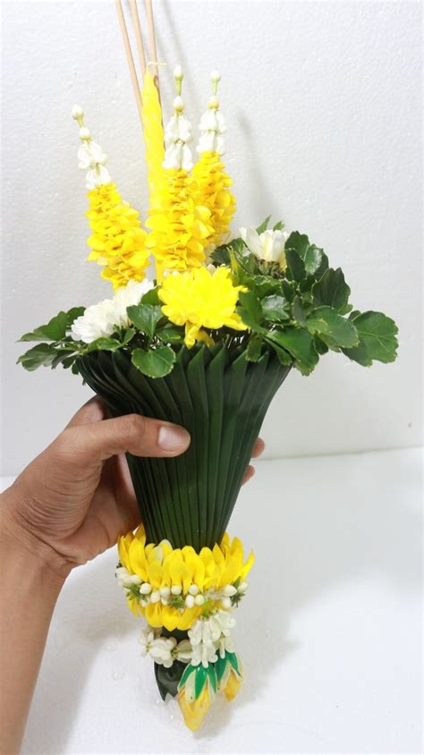 กรวยดอกไม้ธูปเทียน ไหว้ครู แบบพิเศษ ราคาพิเศษ สั่งแยกอะไหล่ได้ กรวยเปล่า 100 บาท มาลัยซีก อุบะ