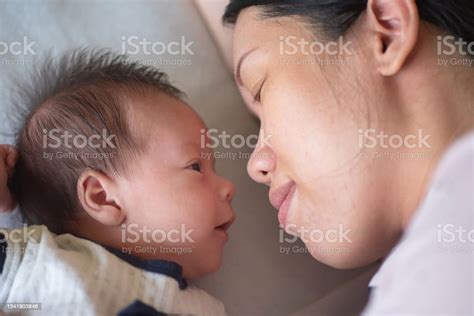 아기침대에 누워있는 동안 어머니와 신생아 아기 가 귀여운 순간을 갖는 0 11 개월에 대한 스톡 사진 및 기타 이미지 0 11 개월 1개월 2명 Istock