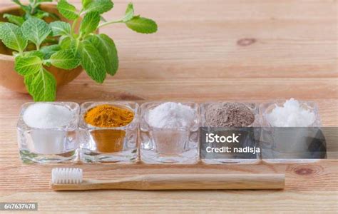 대체 자연 치약 자일리톨 또는 소 다 심 황되더라도 히말라야 소금 찰 흙 또는 재 코코넛 오일 나무 칫 솔 나무에 민트 자일리톨에 대한 스톡 사진 및 기타 이미지 Istock