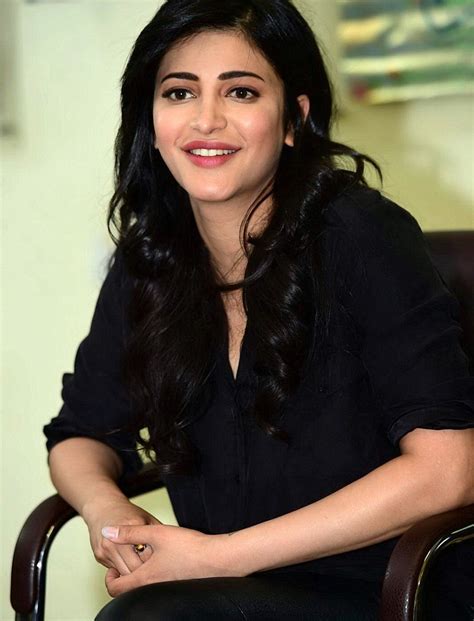 Shruti Haasan Looks Super Sexy In Black Dress In Her Latest Hot Photo