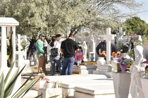 Toman precauciones sanitarias en los panteones de Gómez Palacio para el Día de las Madres 35