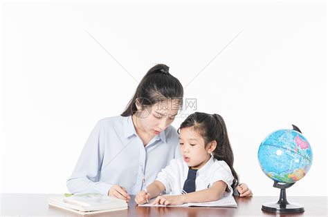 老师辅导学生写作业高清图片下载 正版图片501003670 摄图网