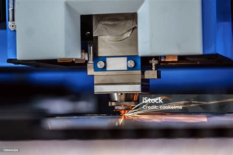 금속의 Cnc 레이저 절단 현대 산업 기술 Cnc 장치에 대한 스톡 사진 및 기타 이미지 Cnc 장치 강철 공장 산업