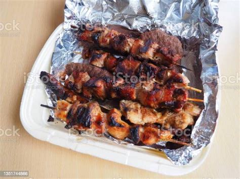 일회용 포장과 알루미늄 호일에 구운 고기구이 레스토랑에서 배달 레스토랑과 카페에서 음식 배달 집 치킨 돼지고기 양고기의 시쉬 케밥과 울퉁불퉁한 고기 0명에 대한 스톡 사진