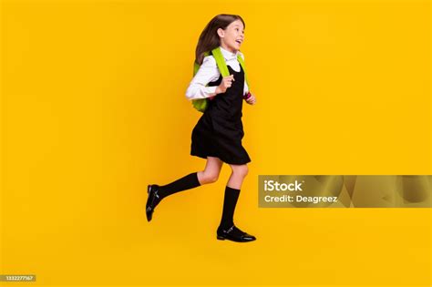 전체 길이 의 몸 크기 사진 여학생 점프 배낭 고립 된 선명한 노란색 색상 배경으로 학교에 가고 갈색 머리에 대한 스톡 사진 및 기타 이미지 Istock