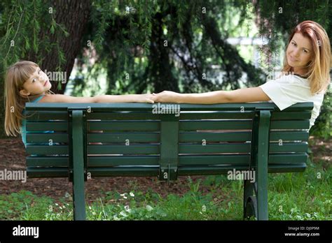 Deux Filles Assises Sur Un Banc Banque De Photographies Et Dimages à