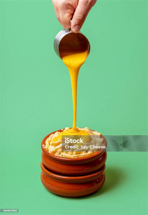 마카로니와 치즈 만들기 녹인 체다 치즈를 파스타 위에 붓습니다 치즈에 대한 스톡 사진 및 기타 이미지 치즈 체더 치즈