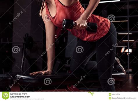 Contratan A La Muchacha Rubia Hermosa Joven A Deportes Que Entrena Con