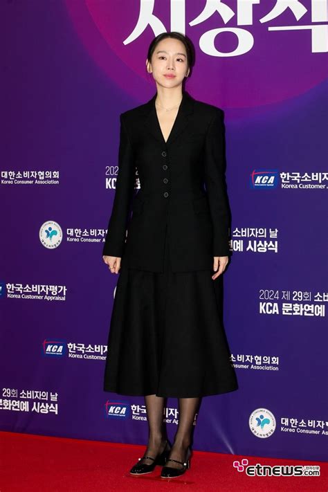 Et포토 신혜선 우월한 비율 돋보이는 패션