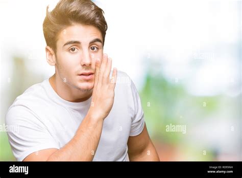 Beau Jeune Homme Portant Un T Shirt Blanc Sur Fond Isolé Main Sur