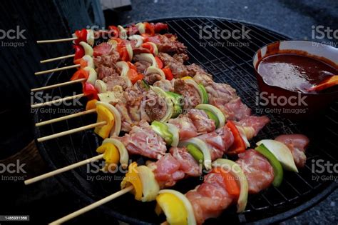 매운 양념 소스로 맛을 낸 맛있는 바베큐 치킨 돼지고기 소고기 스토브에 구운 생고기의 클로즈업 갓 구운 스테이크와 야채를 곁들인