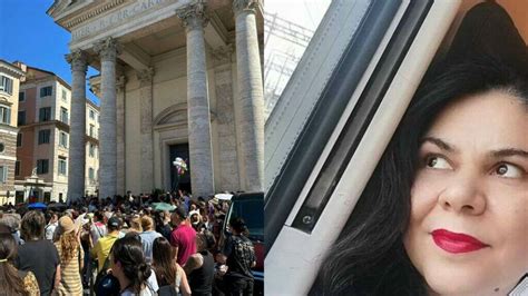 Michela Murgia Il Funerale A Roma In Migliaia Per Salutarla Reggiosera