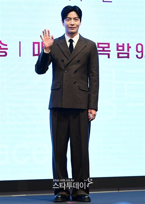 포토 이민기 점잖은 손인사 Mk빌리어드